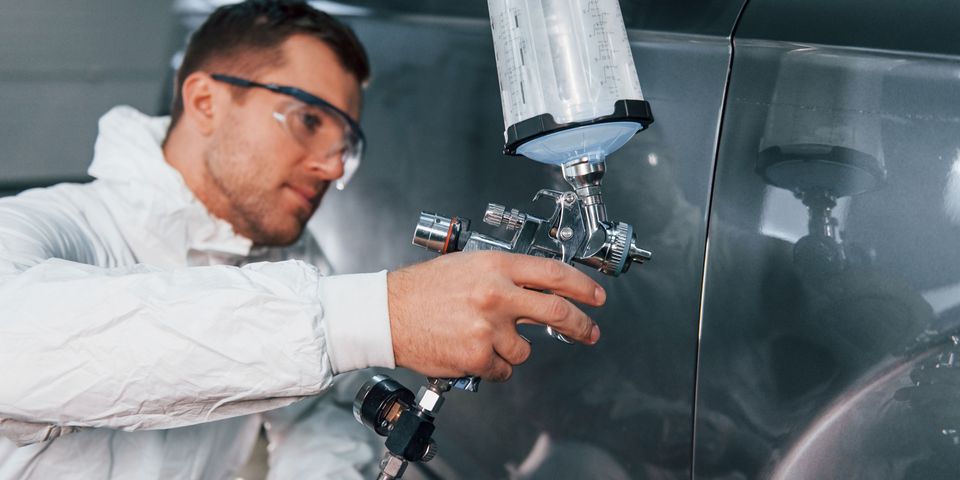 Carrossier peintre : missions, salaire et formation